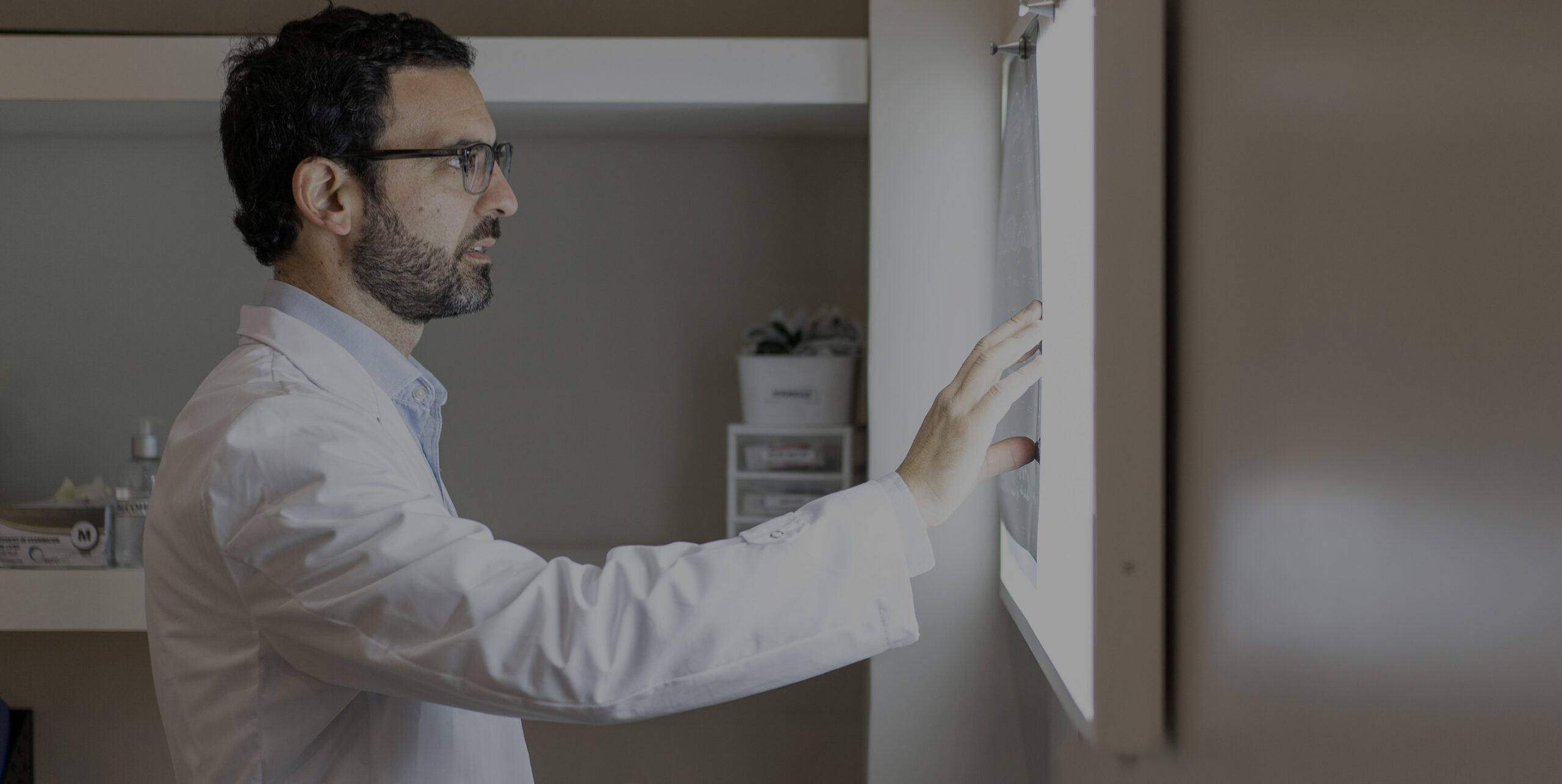 Dr. Hugo Sarmiento | Cirujano especialista miembro superior